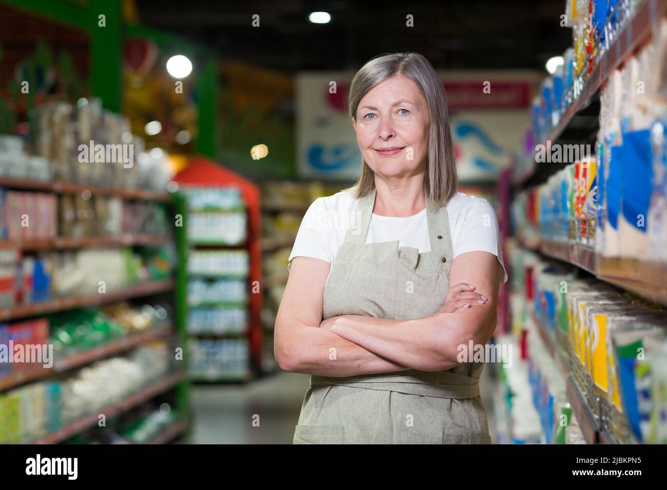 Grocery store employee hi-res stock photography and images - Alamy