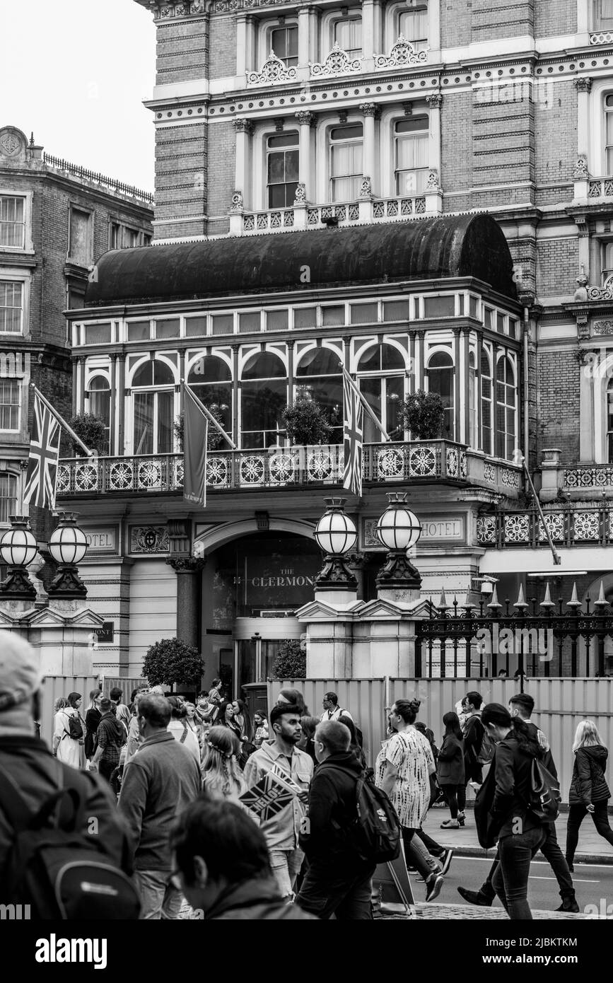 Platinum jubilee elizabeth Black and White Stock Photos & Images - Alamy