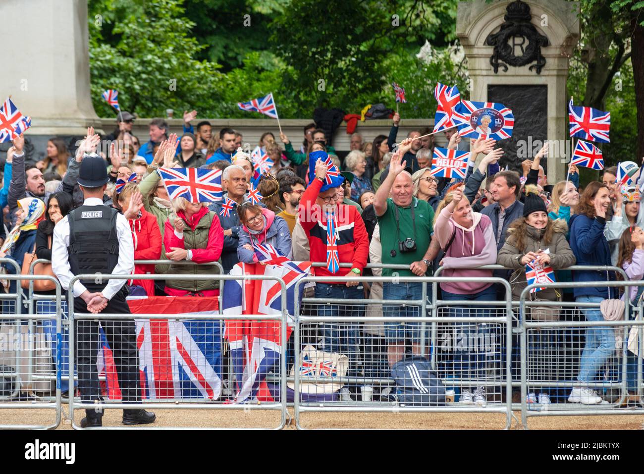 Crowds at the Queen's Platinum Jubilee Pageant parade in The Mall ...