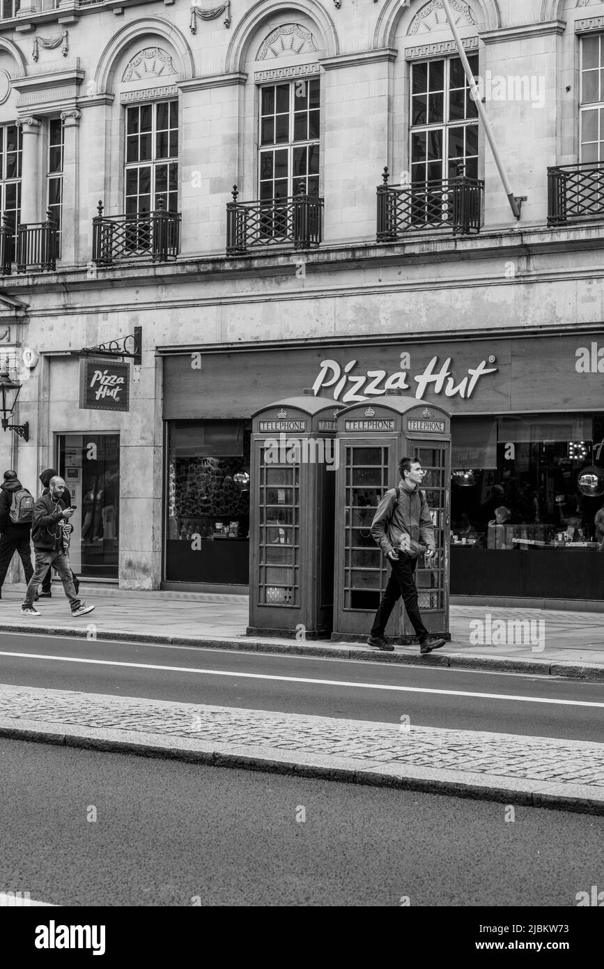 Platinum jubilee elizabeth Black and White Stock Photos & Images - Alamy