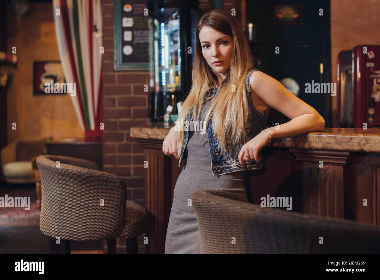 Bar nightlife alone woman hi-res stock photography and images - Alamy