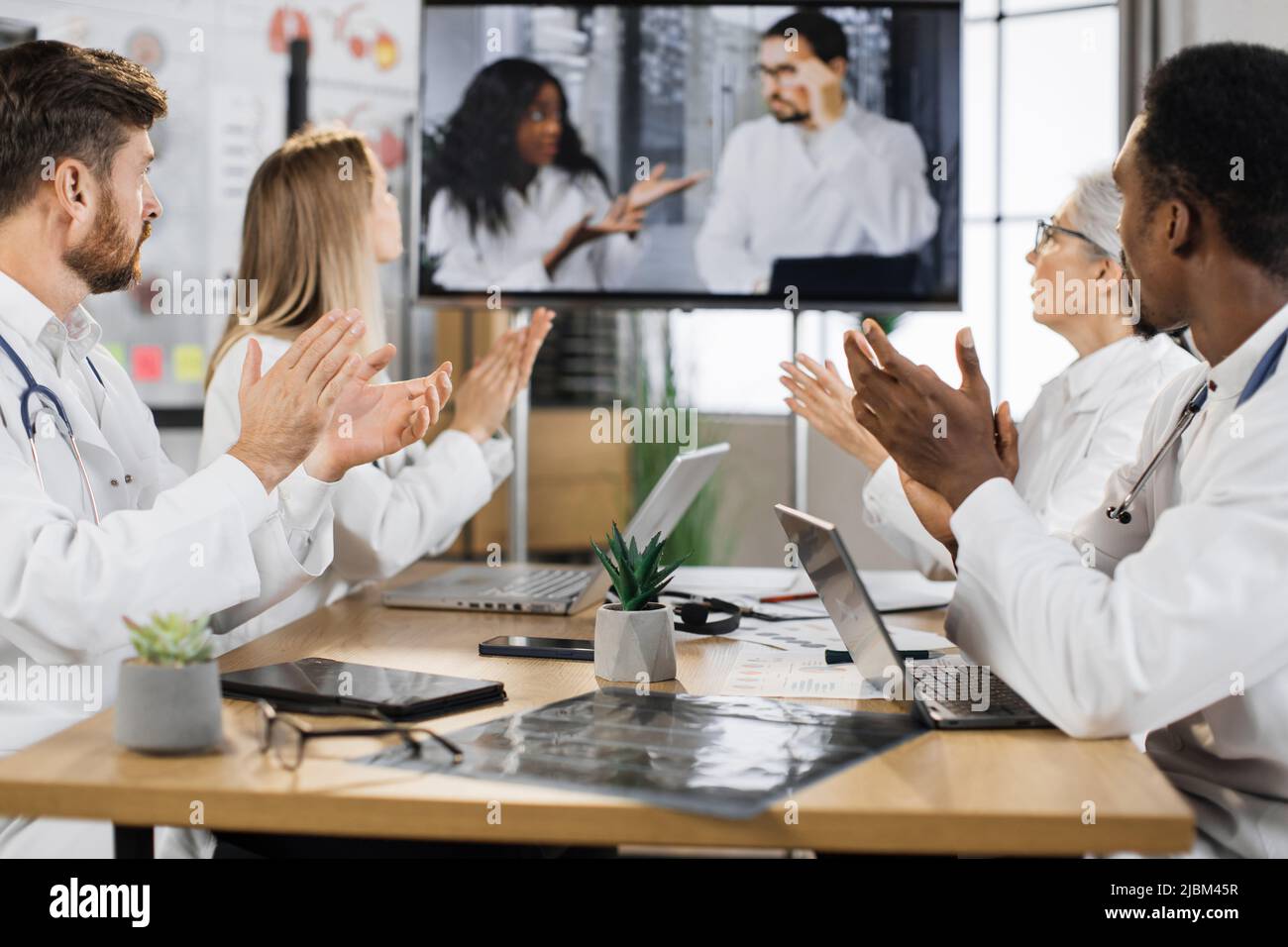 Presentation clapping monitor healthcare hi-res stock photography and images - Alamy