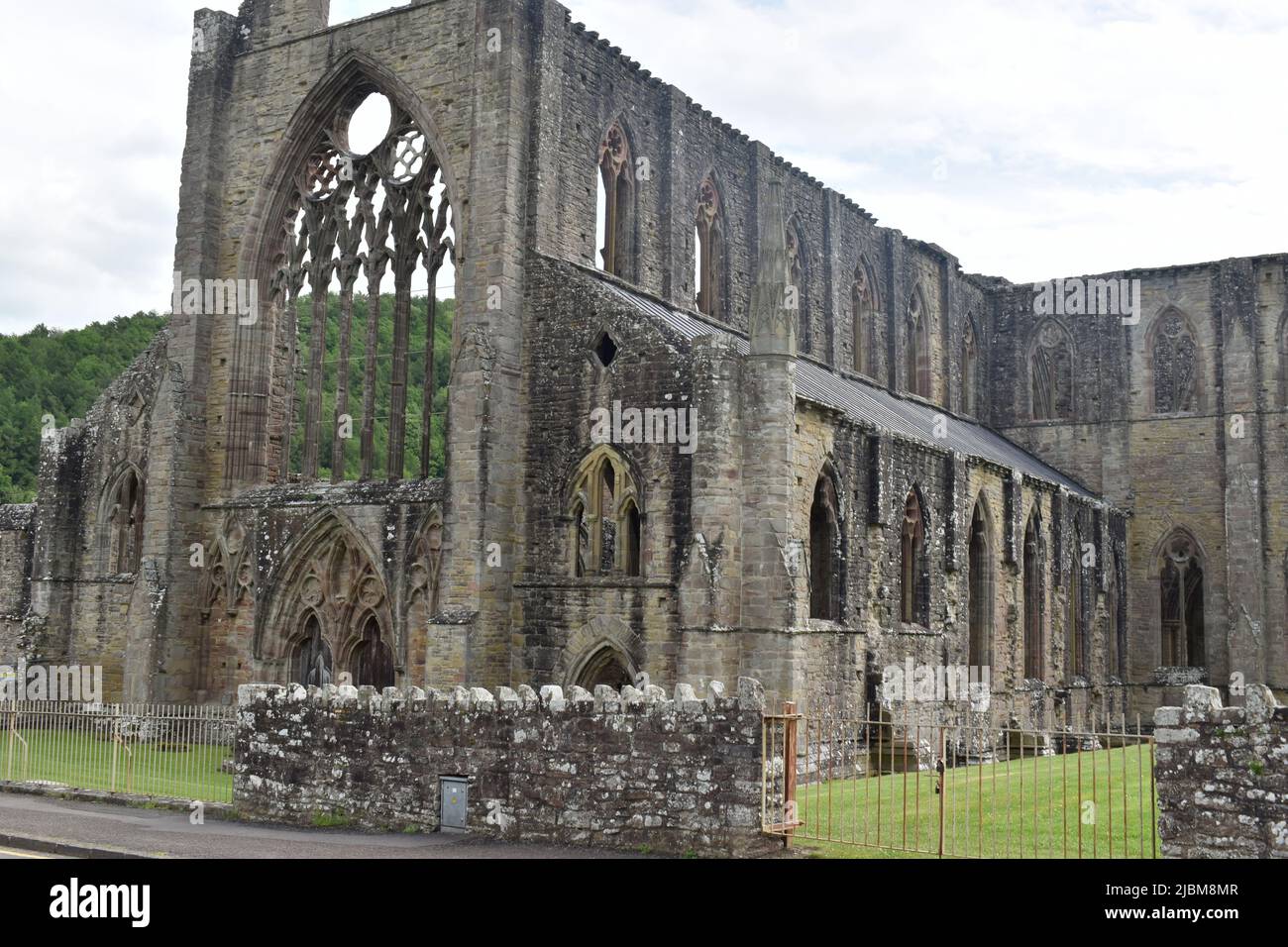 Tintern Abbey next to the River Wye Stock Photo - Alamy