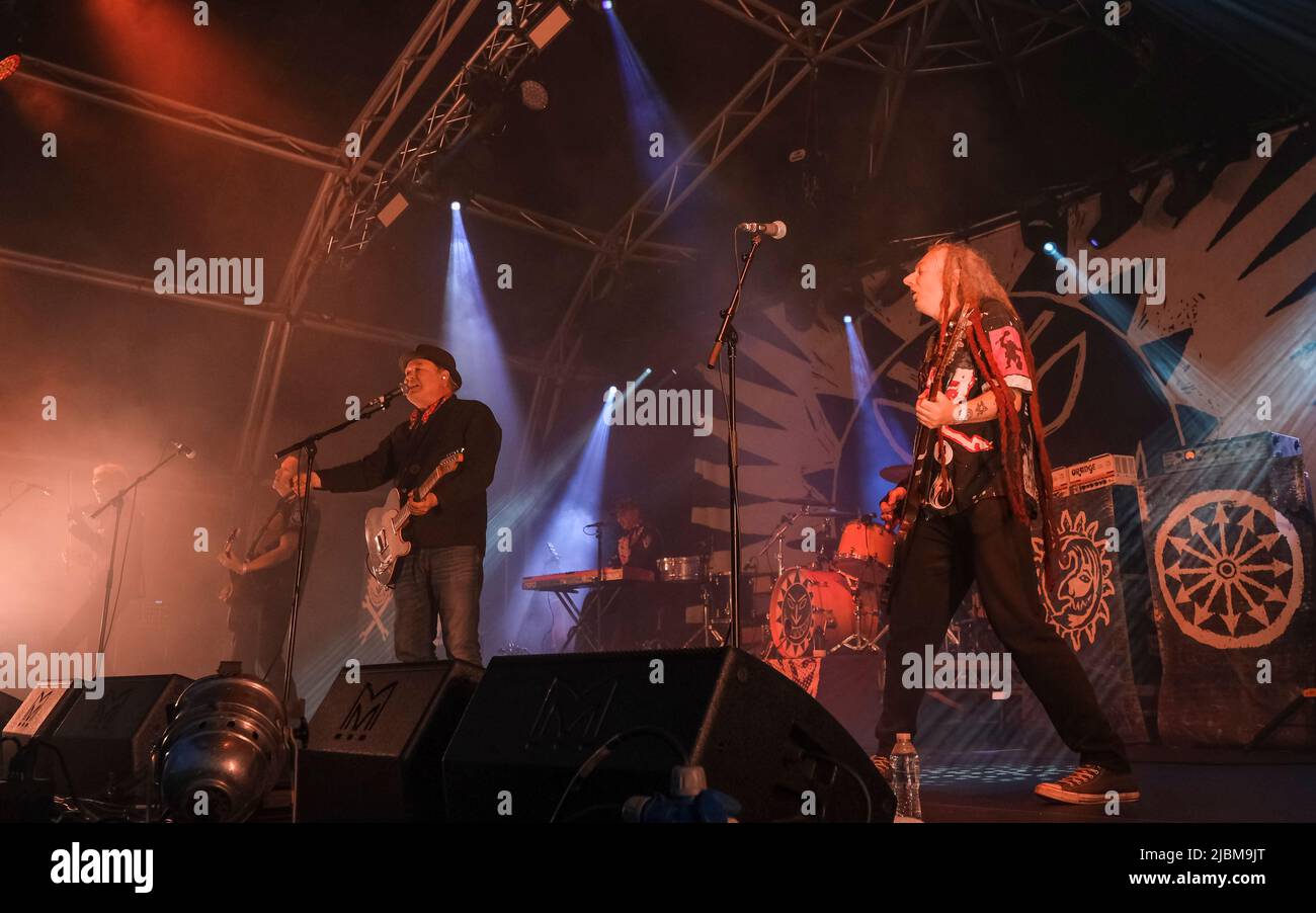 Jeremy Cunningham and Mark Chadwick of The Levellers performing at ...