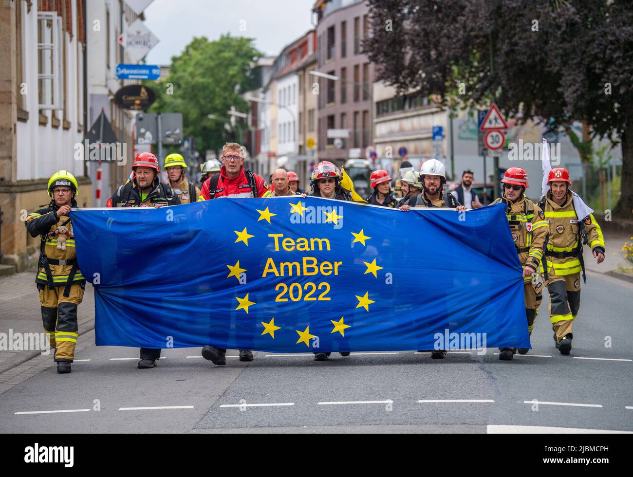 07 June 2022, Lower Saxony, Osnabrück: Firefighters arrive at the ...
