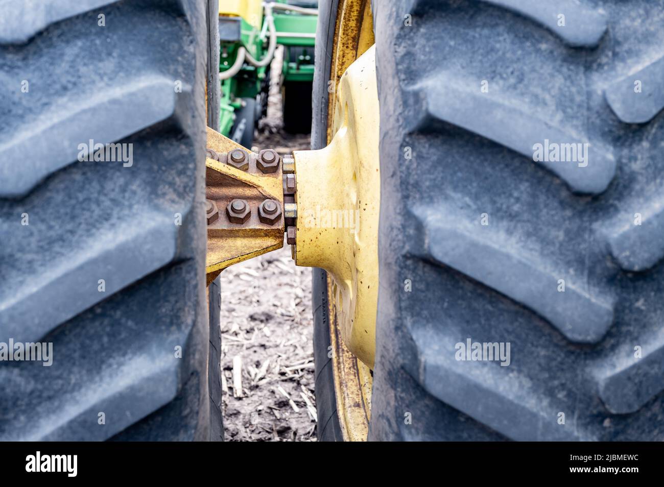 Spool type extension connection for dual tractor tires in a ...
