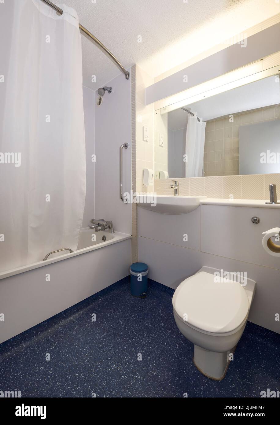 The interior of a Travelodge hotel bathroom Stock Photo - Alamy
