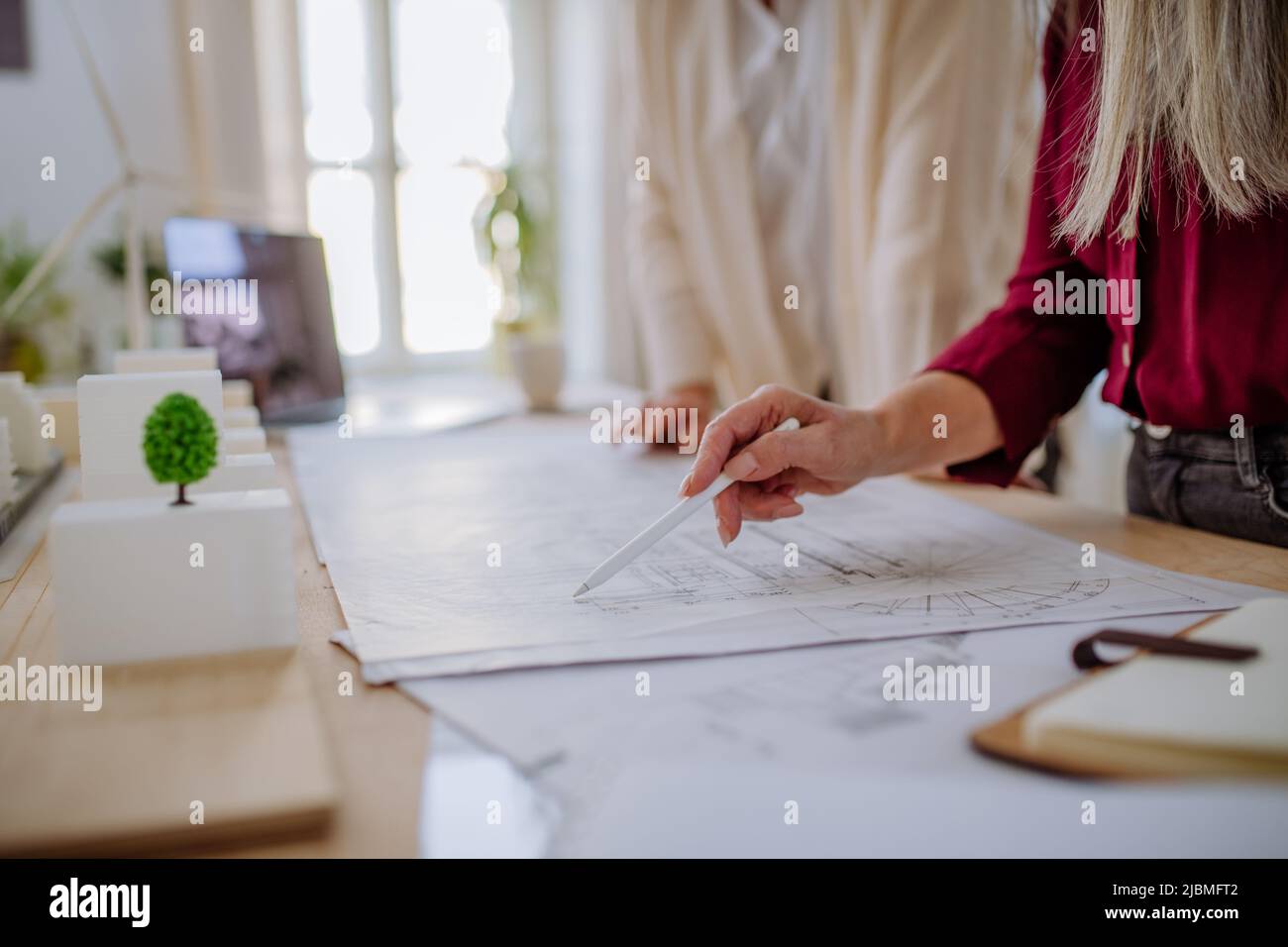 Engineer woman blueprints hi-res stock photography and images - Alamy