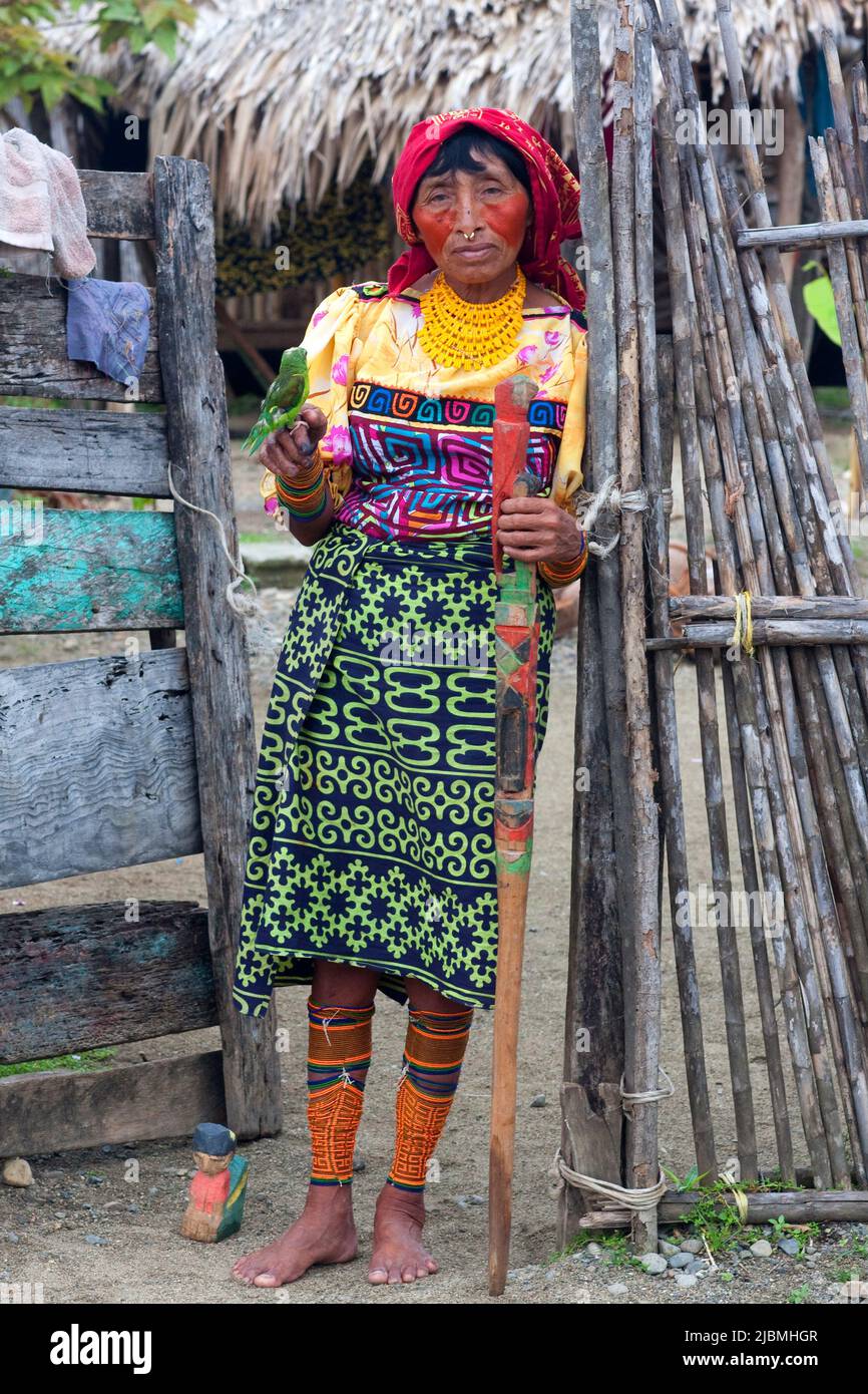 Panama, San Blas Archipel,Kuna indian woman with a lovebird on Kainora ...