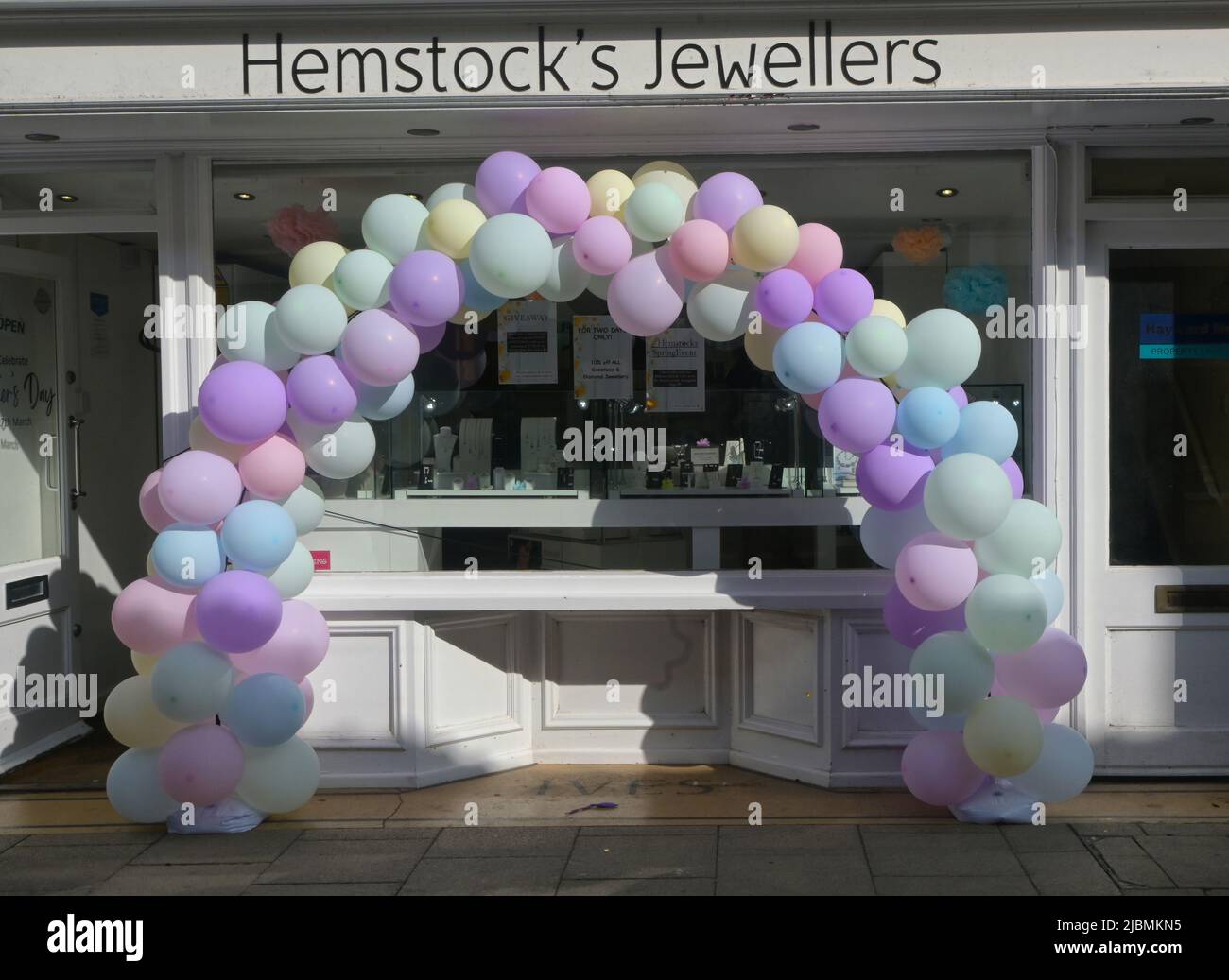 Balloon arch shop hi-res stock photography and images - Alamy