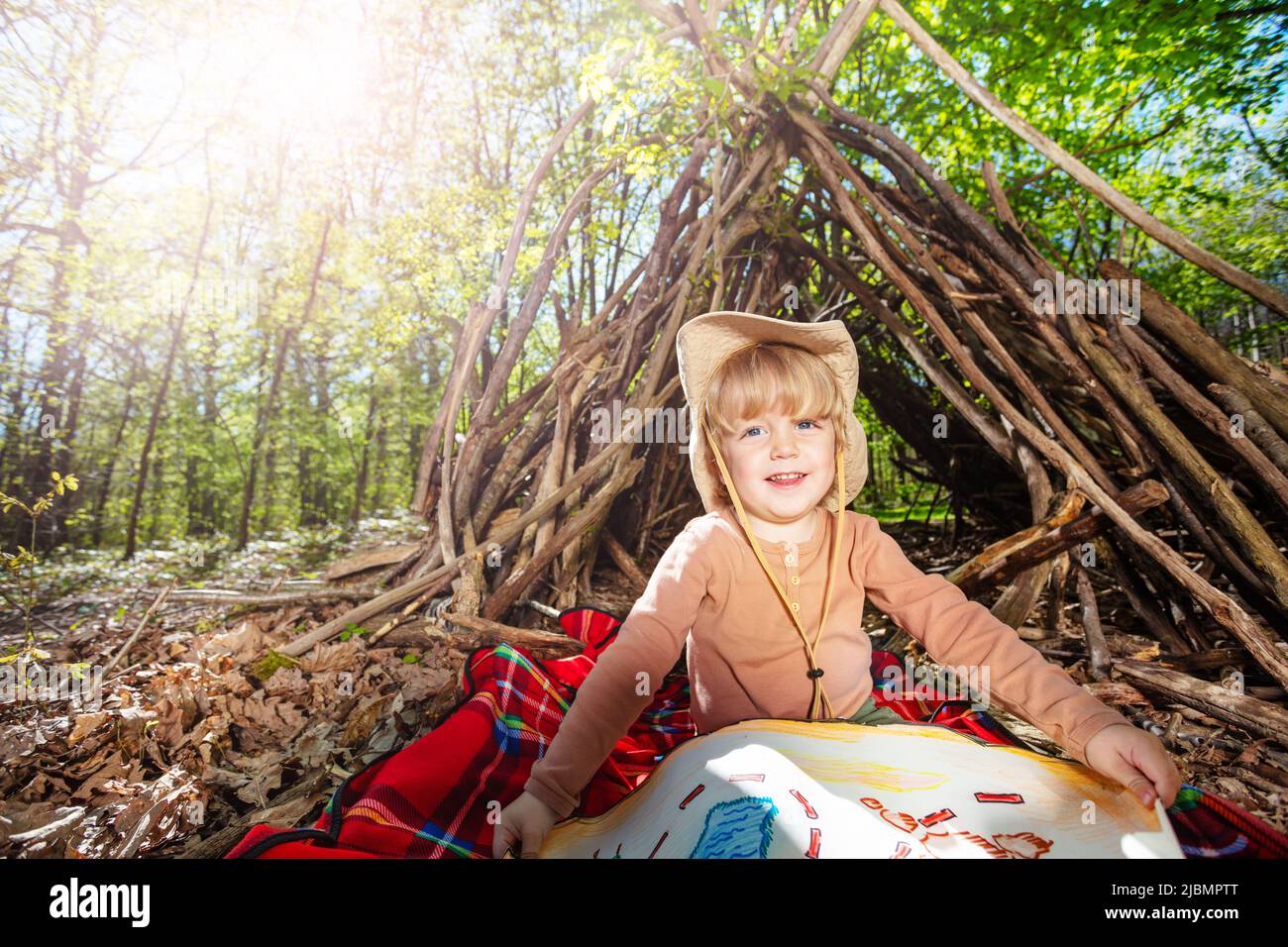 Child treasure hunt map hi-res stock photography and images - Alamy