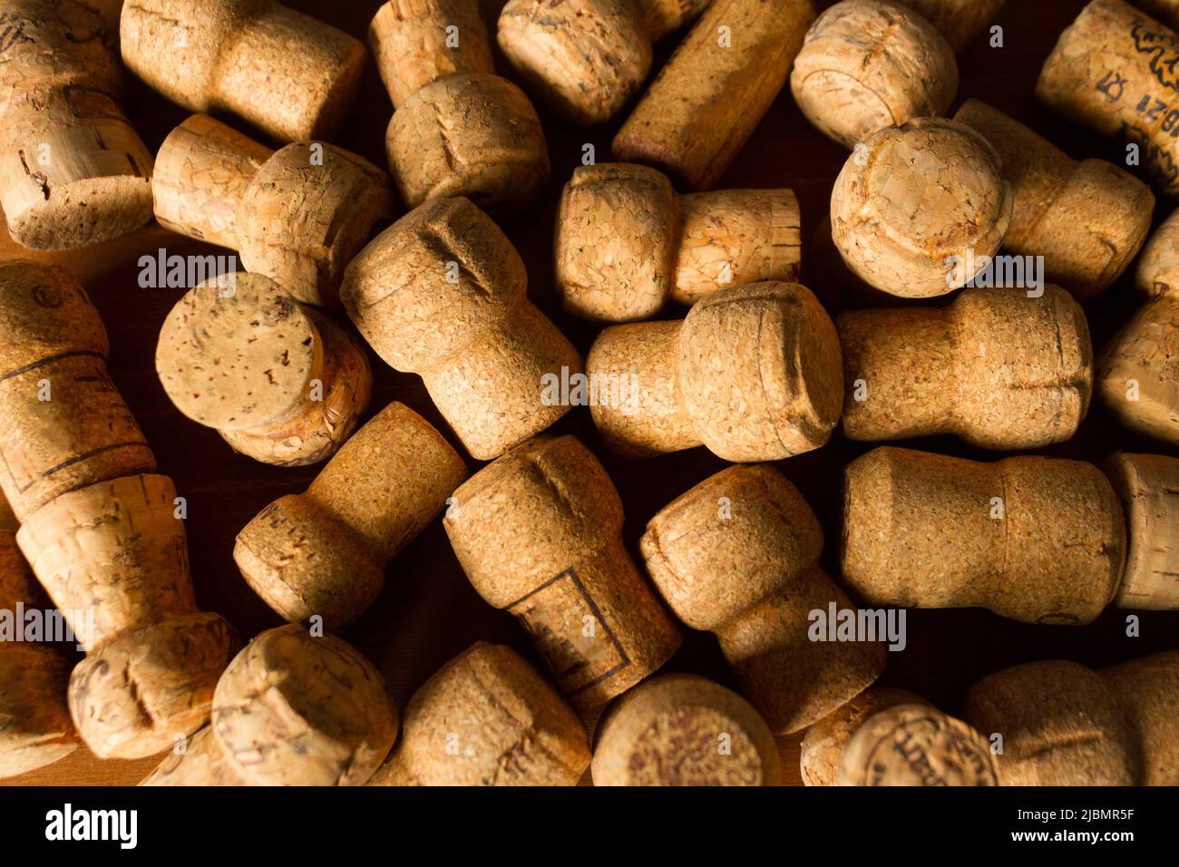 Wine corks backround. Many wine corks Stock Photo - Alamy