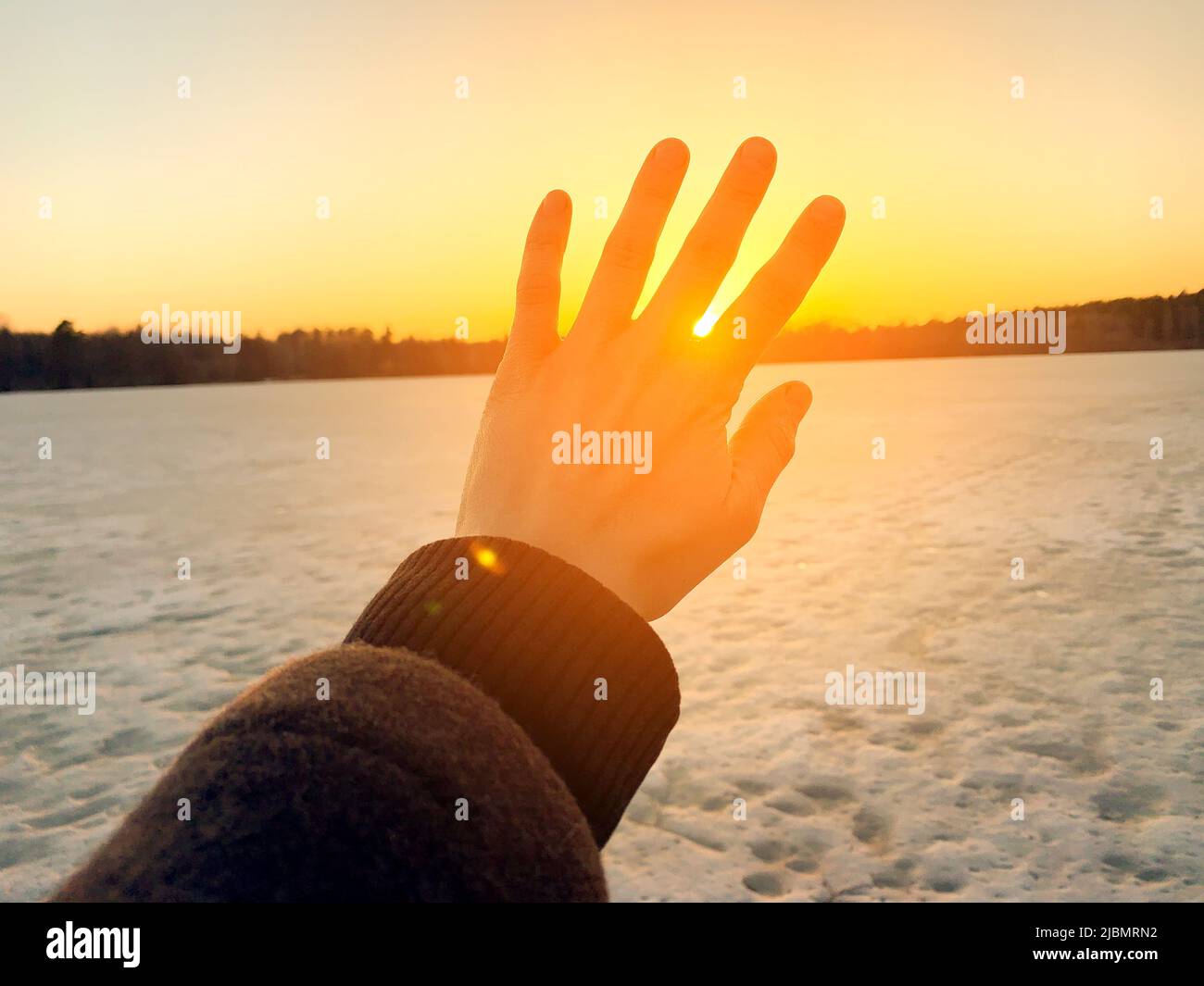Hand against the sun. Hope concept Stock Photo - Alamy