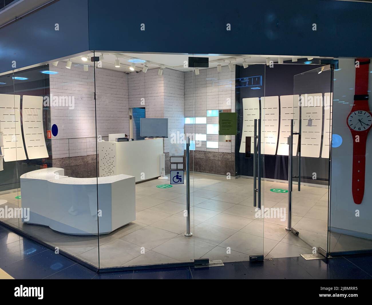 Window of an empty shop. Closed shop Stock Photo - Alamy