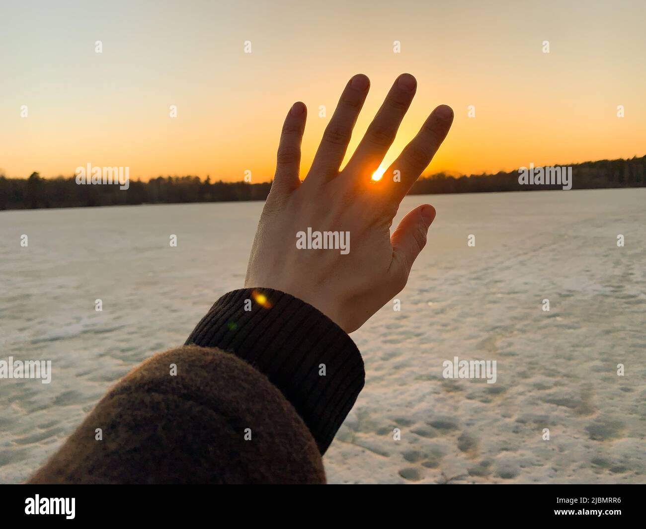 Hand against the sun. Hope concept Stock Photo - Alamy