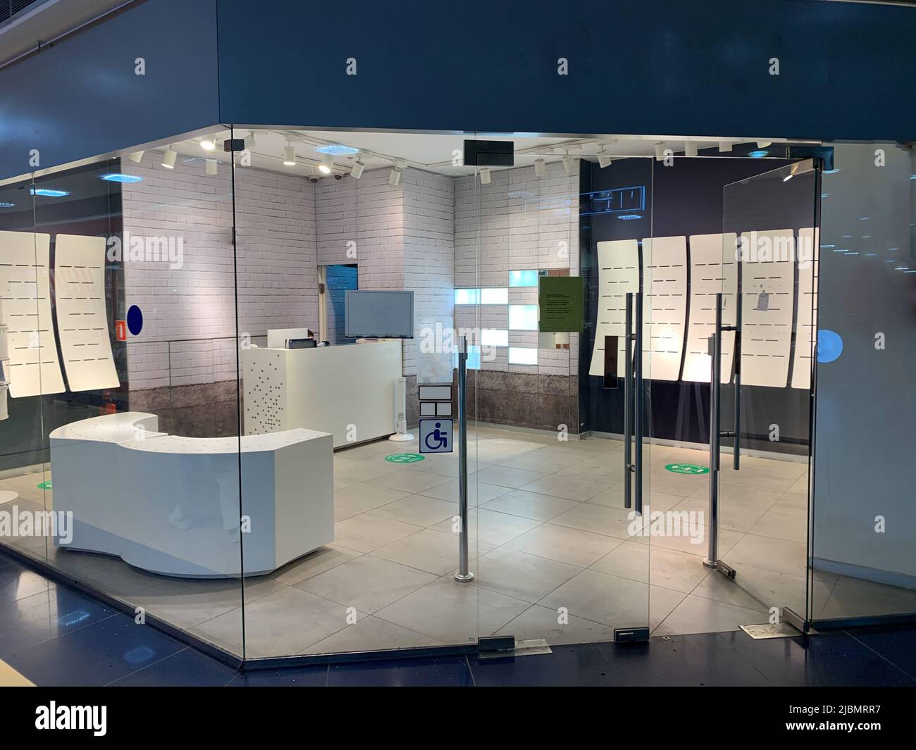 Window of an empty shop. Closed shop Stock Photo - Alamy