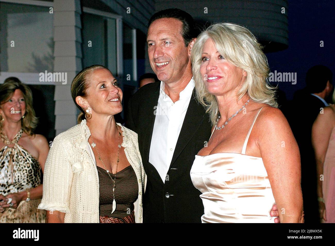 Southampton, NY, USA. 12 August, 2006. Katie Couric, Howard Schultz ...