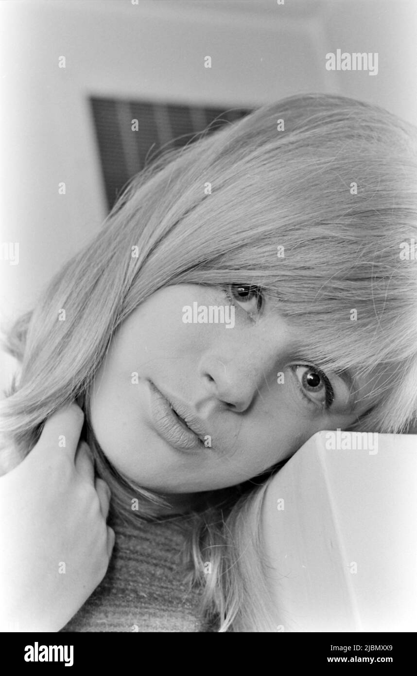Marianne faithfull 1960s hi-res stock photography and images - Alamy