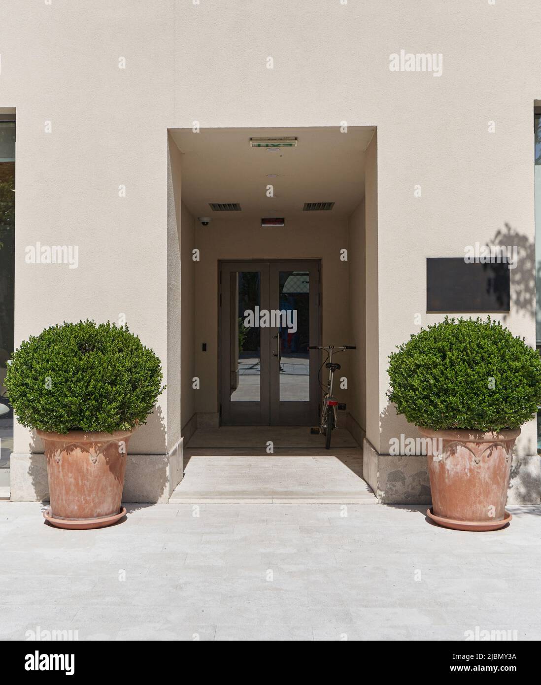 Building with bushes outside hi-res stock photography and images - Alamy