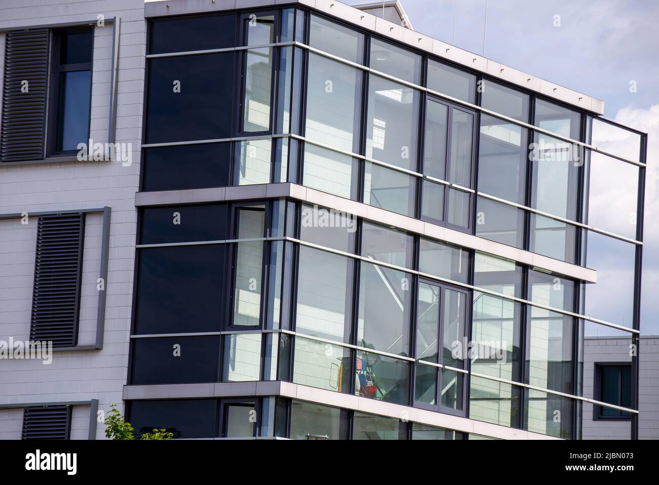 Building with large and modern glass facade Stock Photo - Alamy