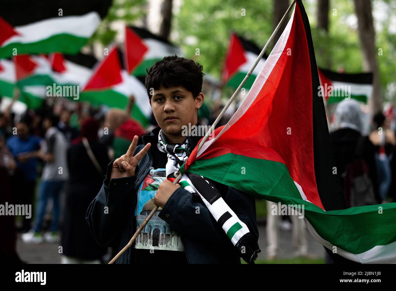 People making a peace sign hi-res stock photography and images - Alamy