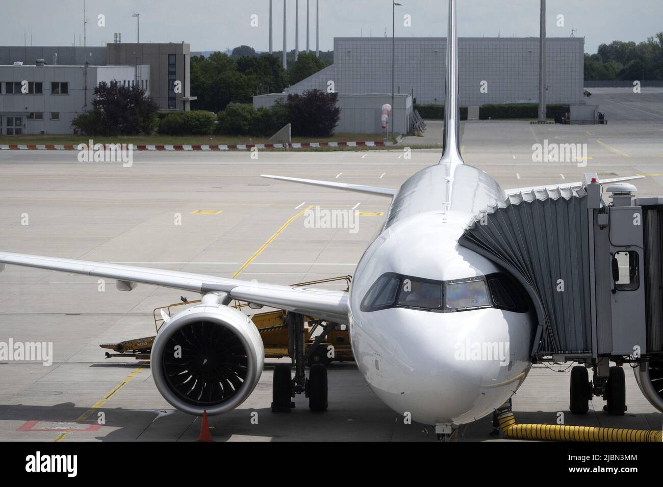 Airplane at the gate preparing to take off detail Stock Photo - Alamy