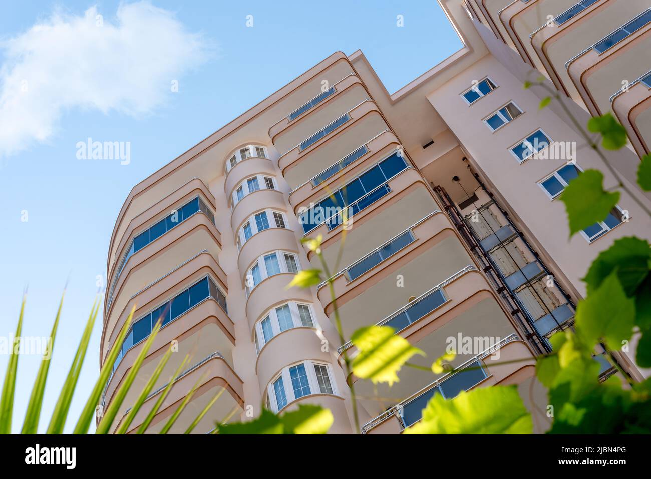 Condo building exterior hi-res stock photography and images - Alamy