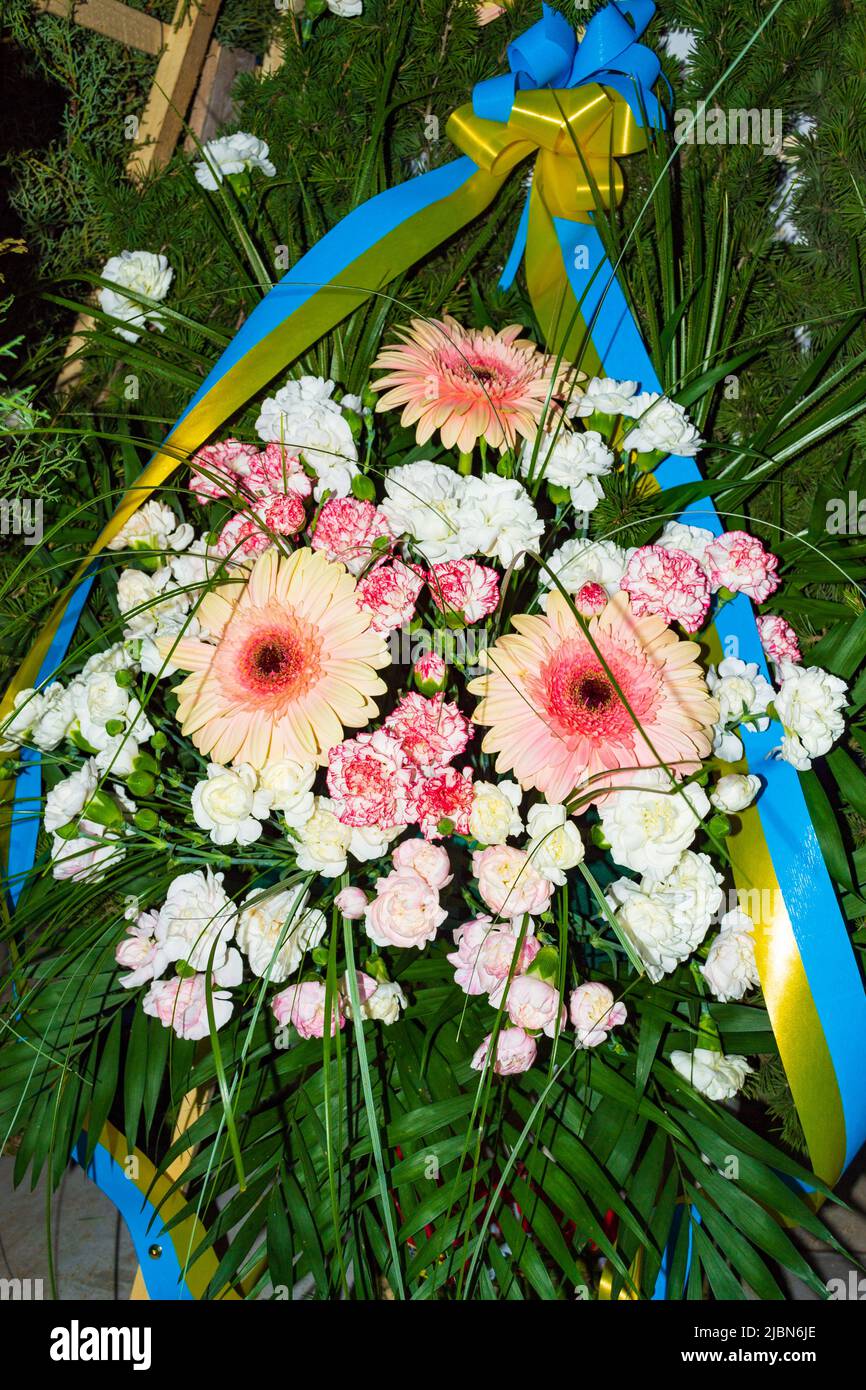 Flower wreath on on the monument to Ukrainian soldiers who died for the ...