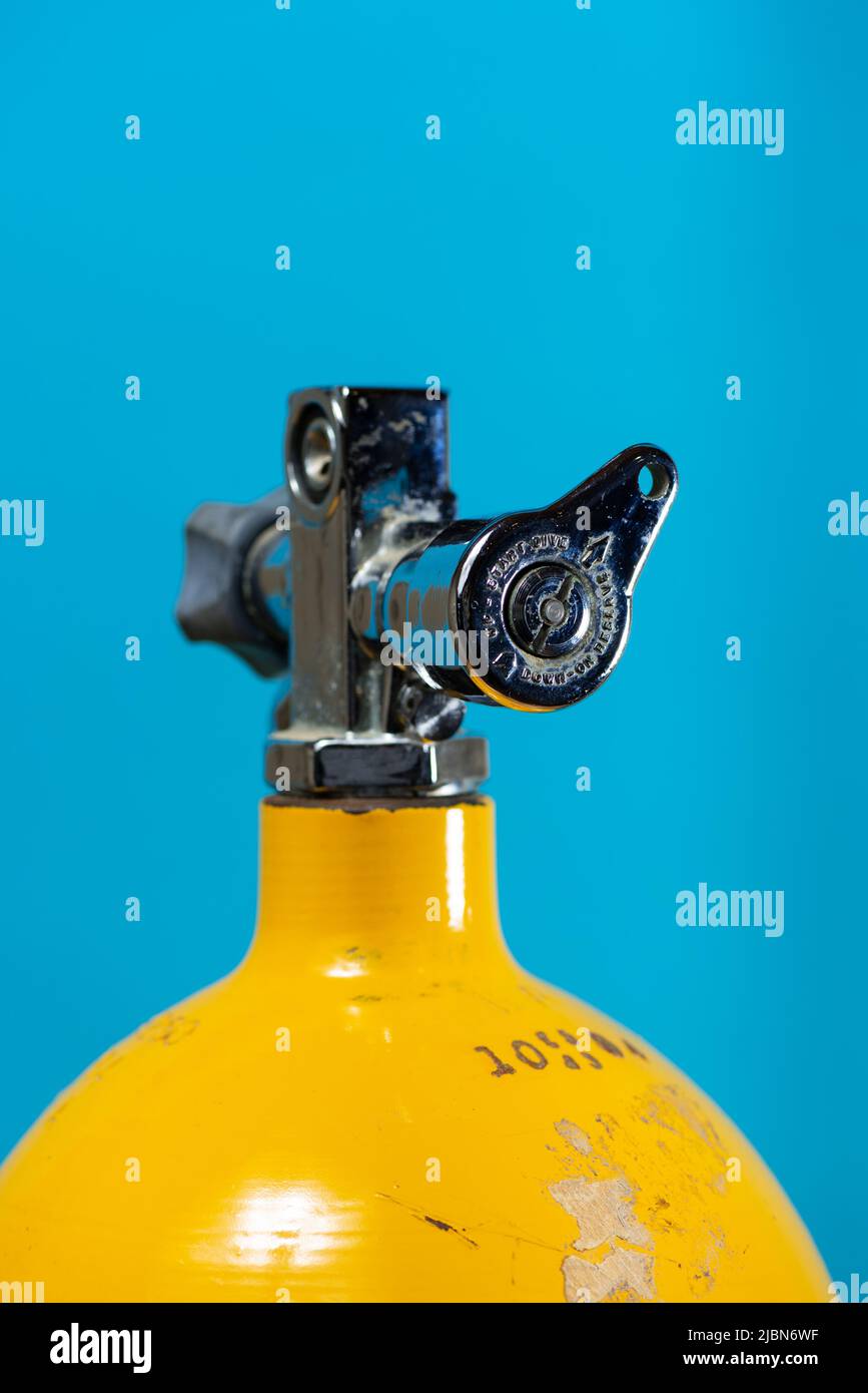 Scuba diving bottle hi-res stock photography and images - Alamy