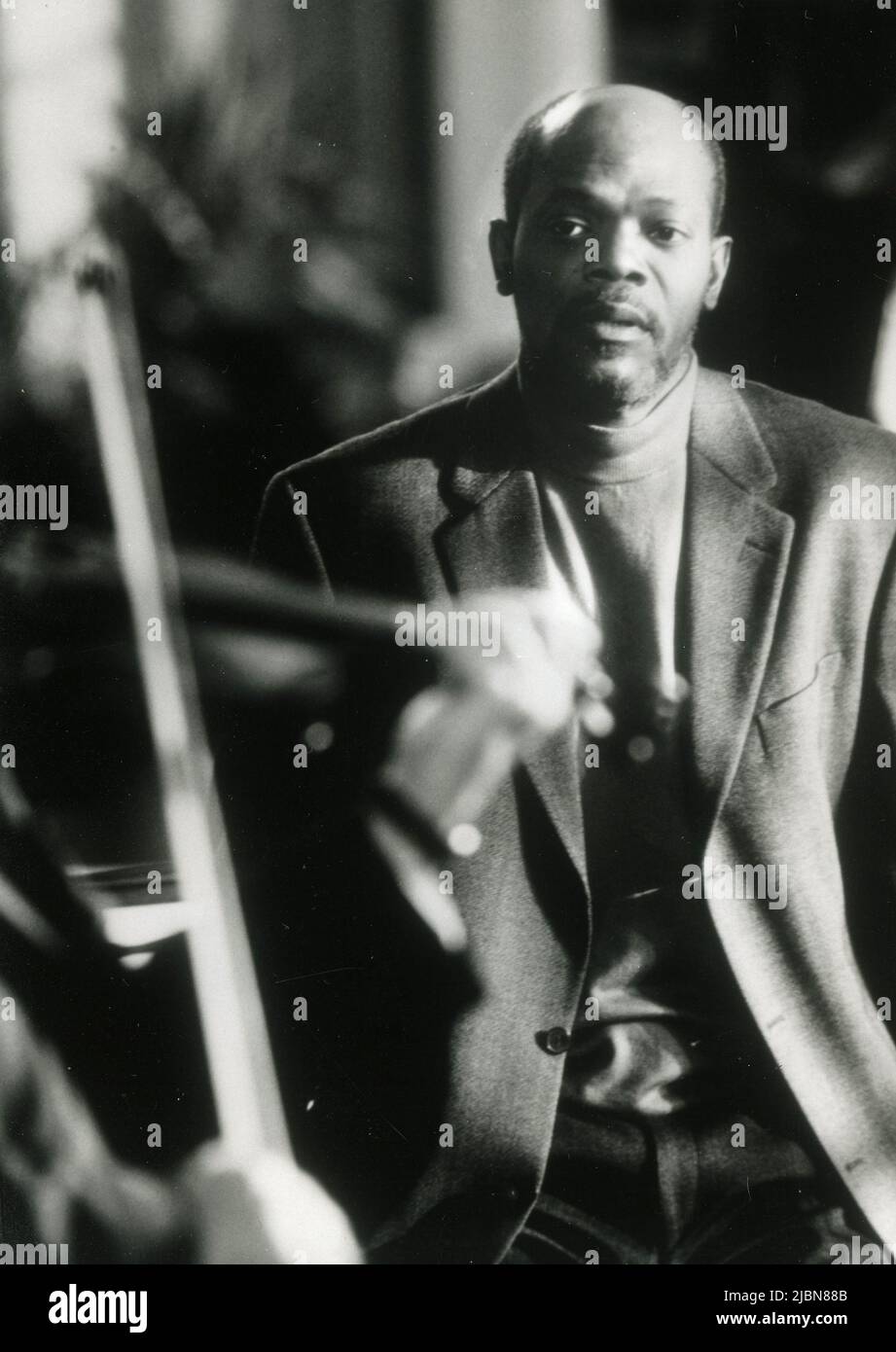 Red violin movie hi-res stock photography and images - Alamy