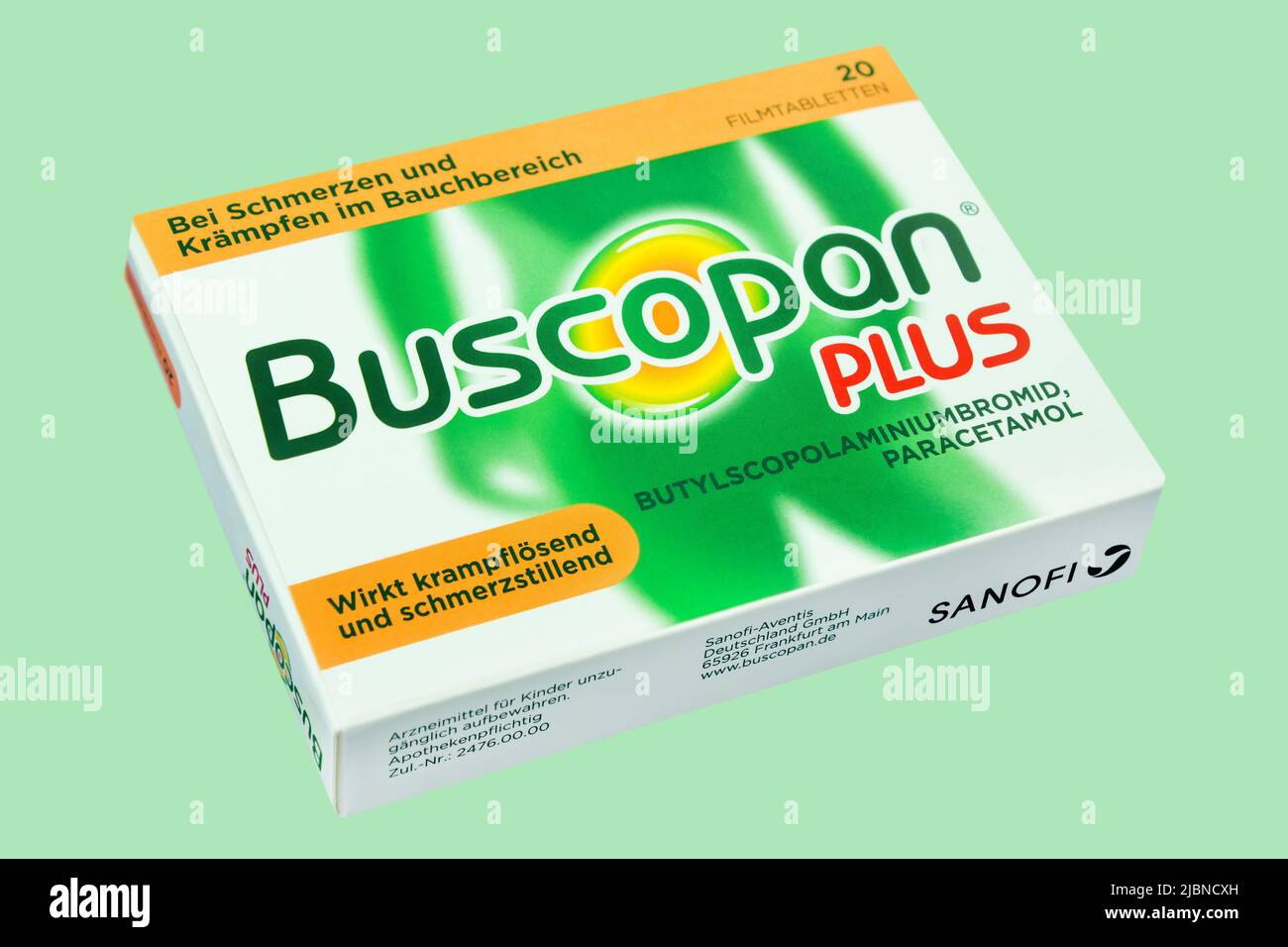 Buscopan plus Tabletten mit Verpackung auf grünem Hintergrund Stock ...