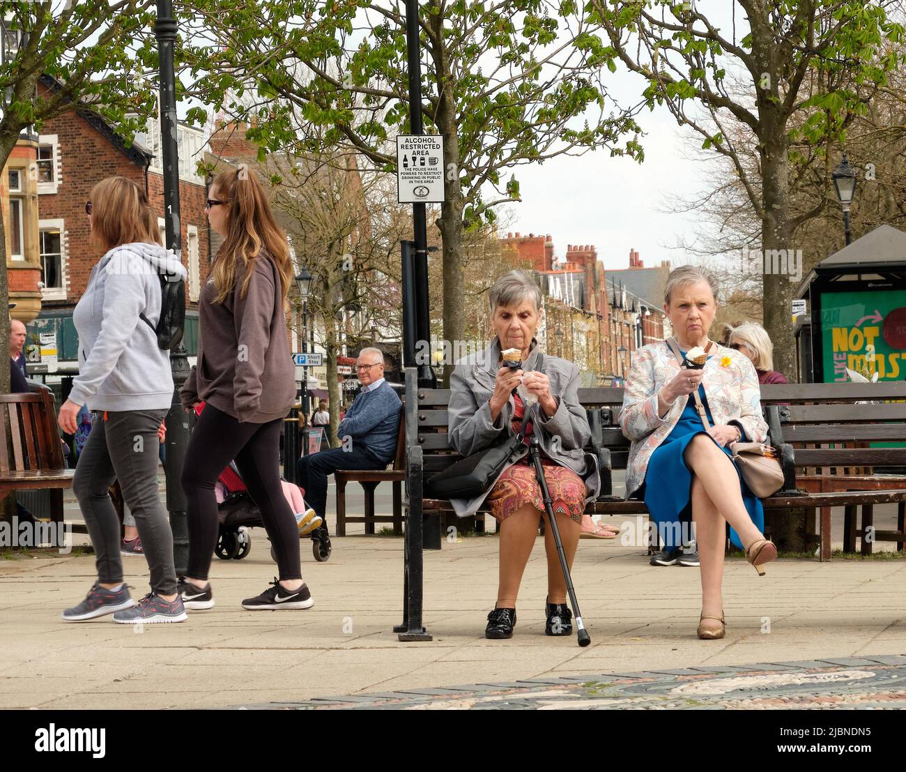Two ladies eating Ice Cream Stock Photo - Alamy