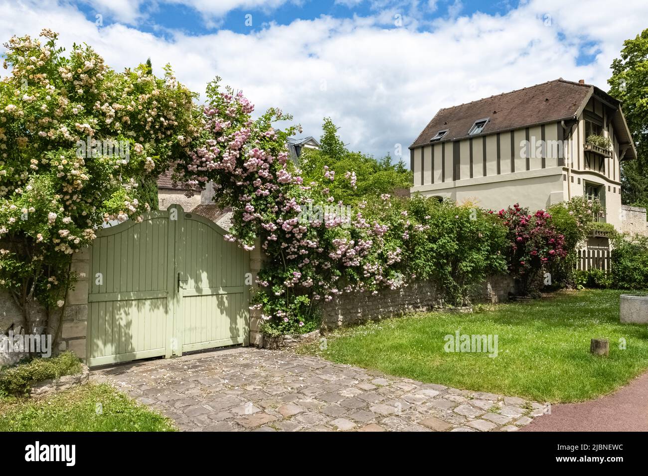 Senlis, medieval city in France, typical houses on the ramparts Stock ...