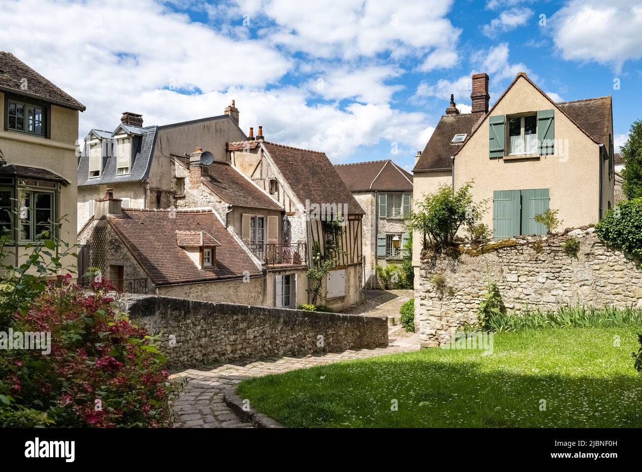 Senlis, medieval city in France, typical houses on the ramparts Stock ...