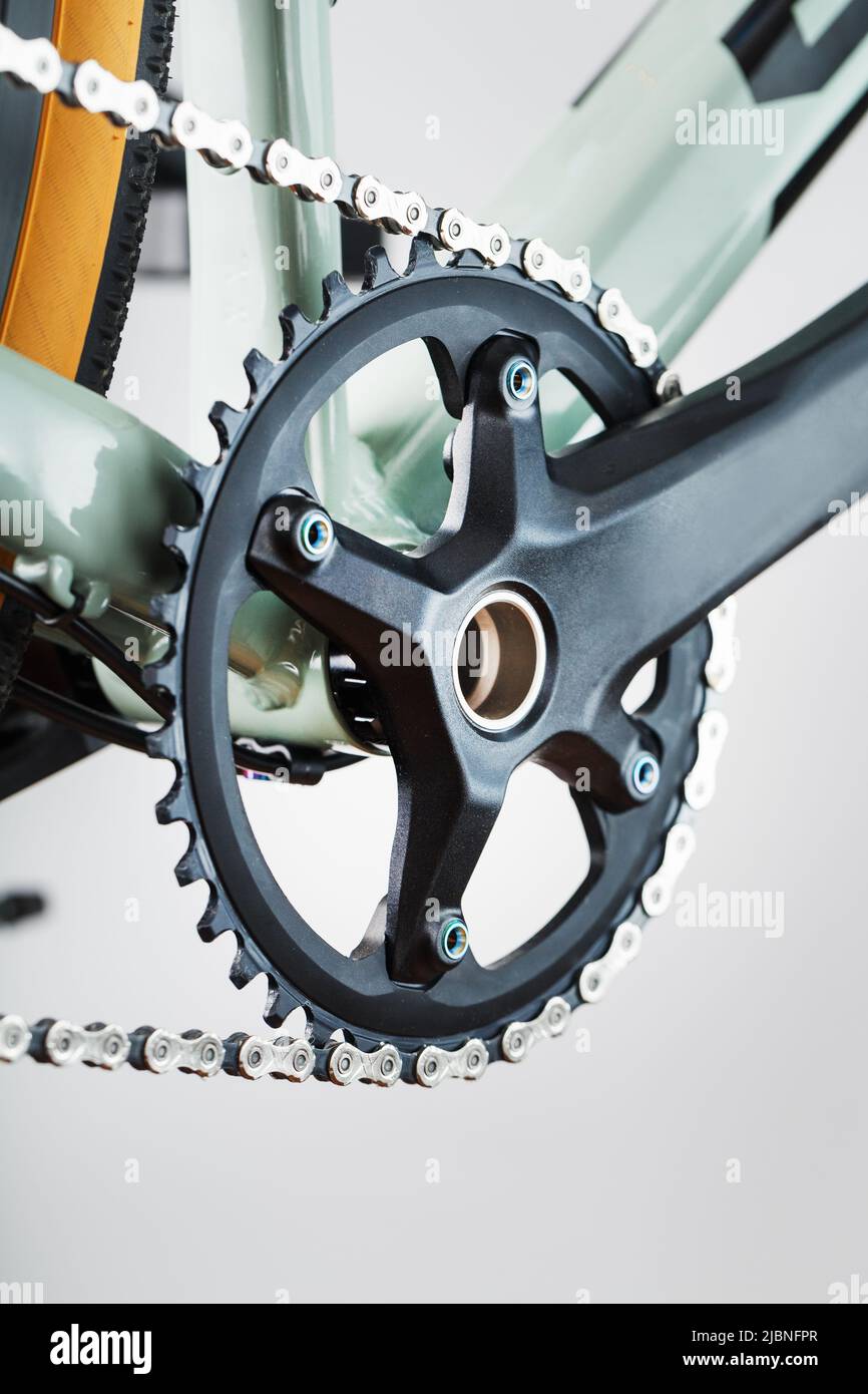 Bicycle crank system with chain close-up, mechanism for repair and ...