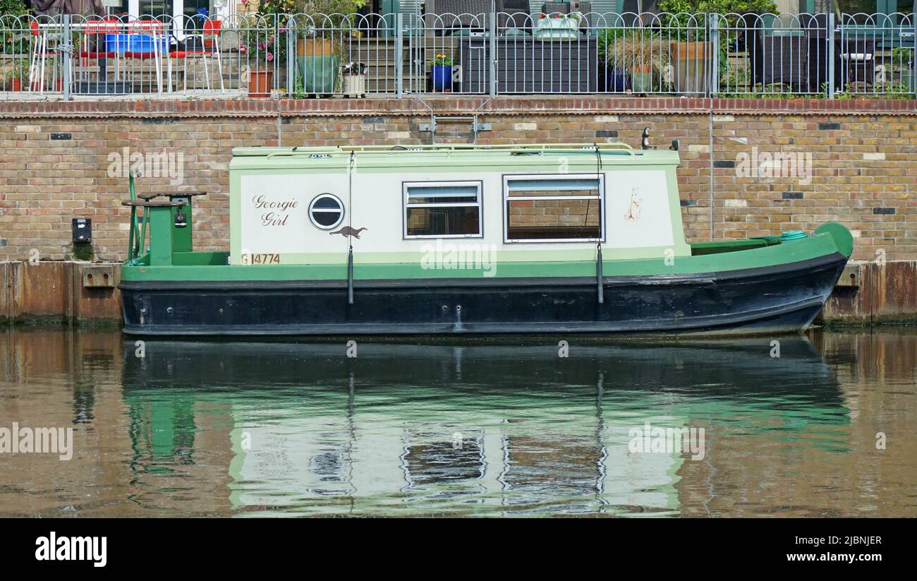 Moored traditional canal boat hi-res stock photography and images - Alamy