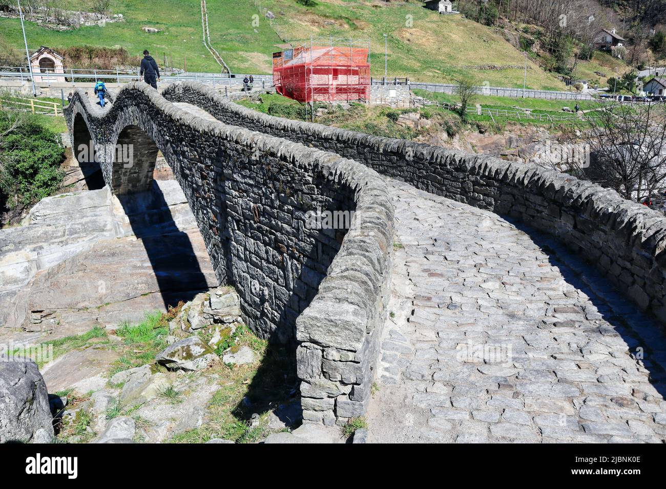 Historic Romain Bridge, over the Verzasca River, in Lavertezzo Stock ...