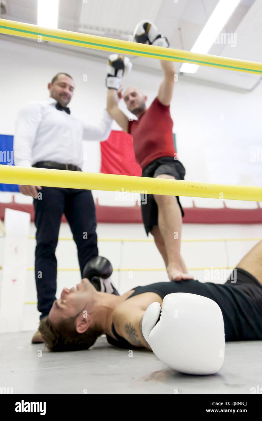 Referee counting down knockout hi-res stock photography and images - Alamy