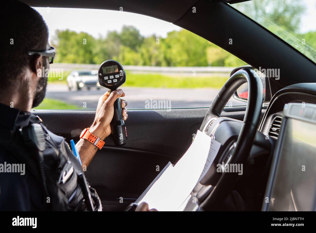 Police officer with speed gun hi-res stock photography and images - Alamy