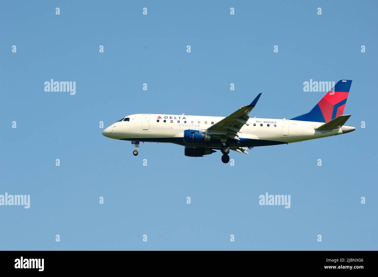 Embraer 170/175 (twin-jet) Delta airliner Stock Photo - Alamy