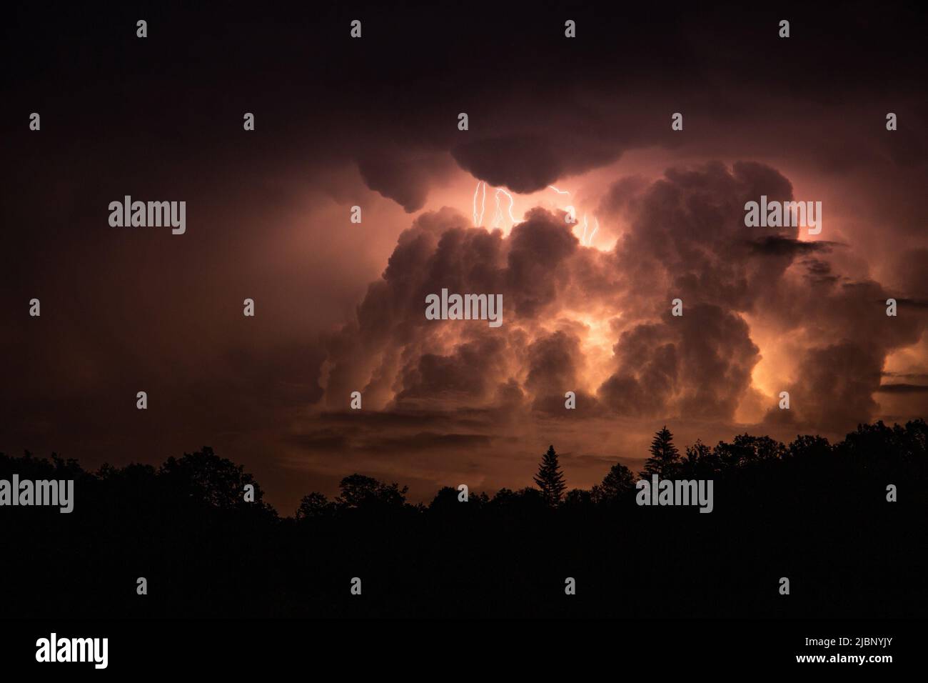 Lightning in the sky hi-res stock photography and images - Alamy