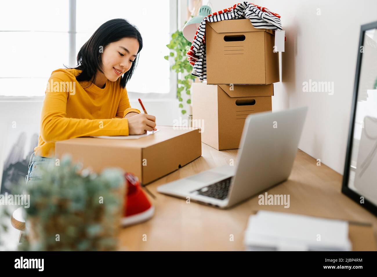 Delivery package hi-res stock photography and images - Alamy