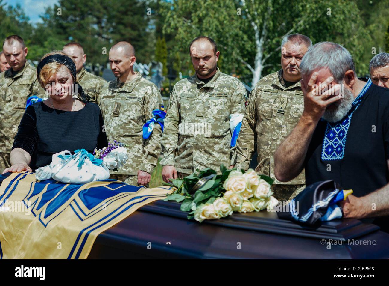 Ivankiv, Ukraine. 06th June, 2022. The soldier's parents and Ukrainian ...