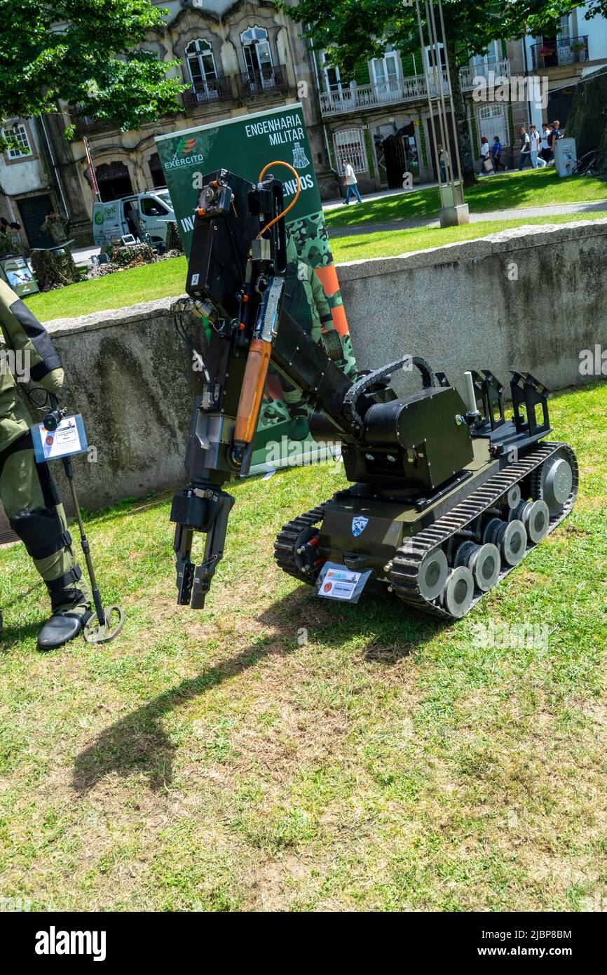 EOD ROBOT tEODor, bomb disposal and observation robot technology. Law ...