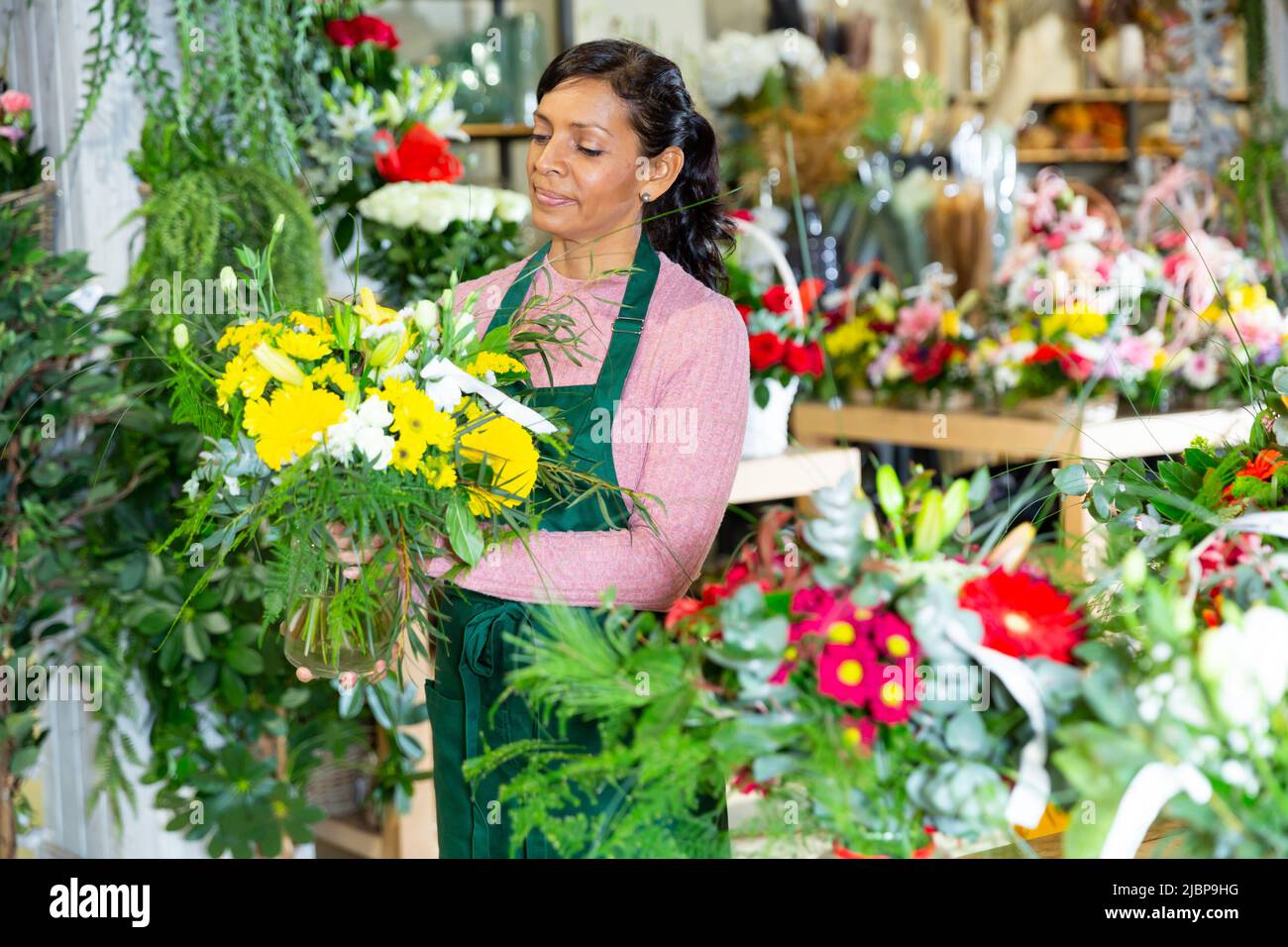 Flower seller prepares a luxury bouquet at flower shop Stock Photo - Alamy