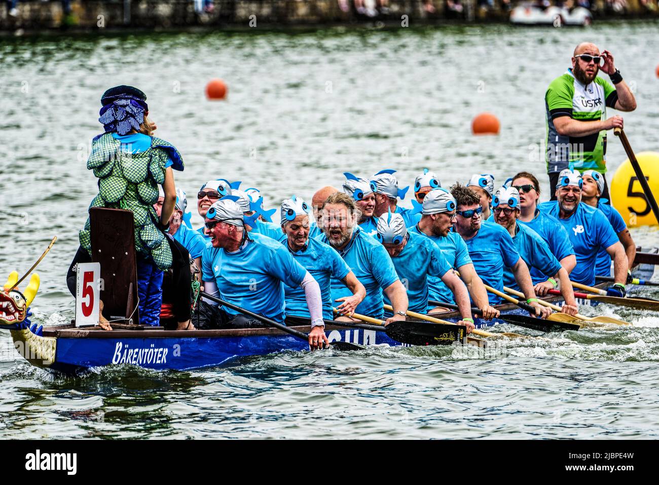 Drachenboot schwimmt im Maschsee ,Pfingsten Drachenboot Festival Stock ...