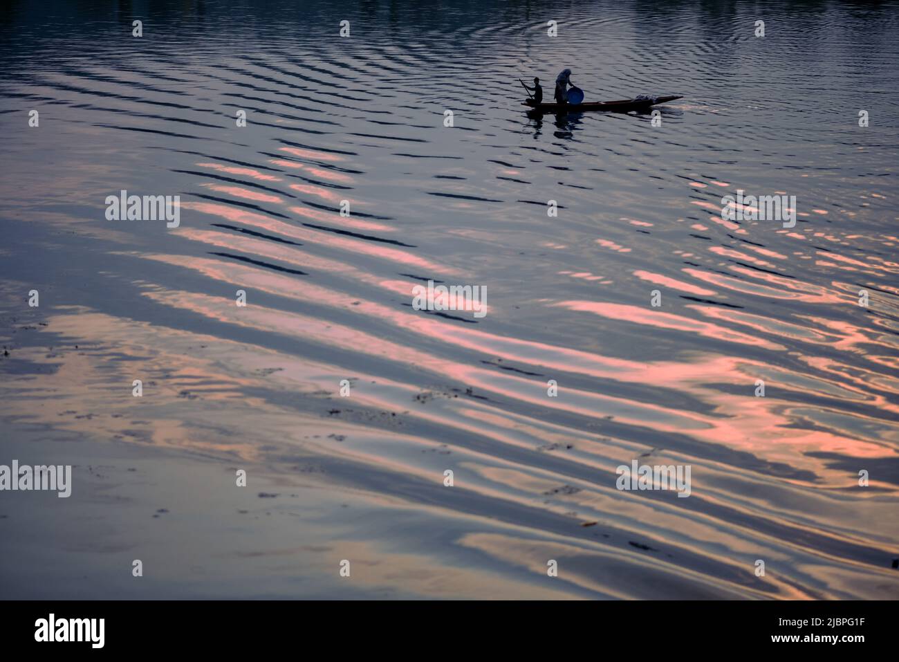 A boatman rows his boat on Dal lake during sunset. (Photo by Idrees ...