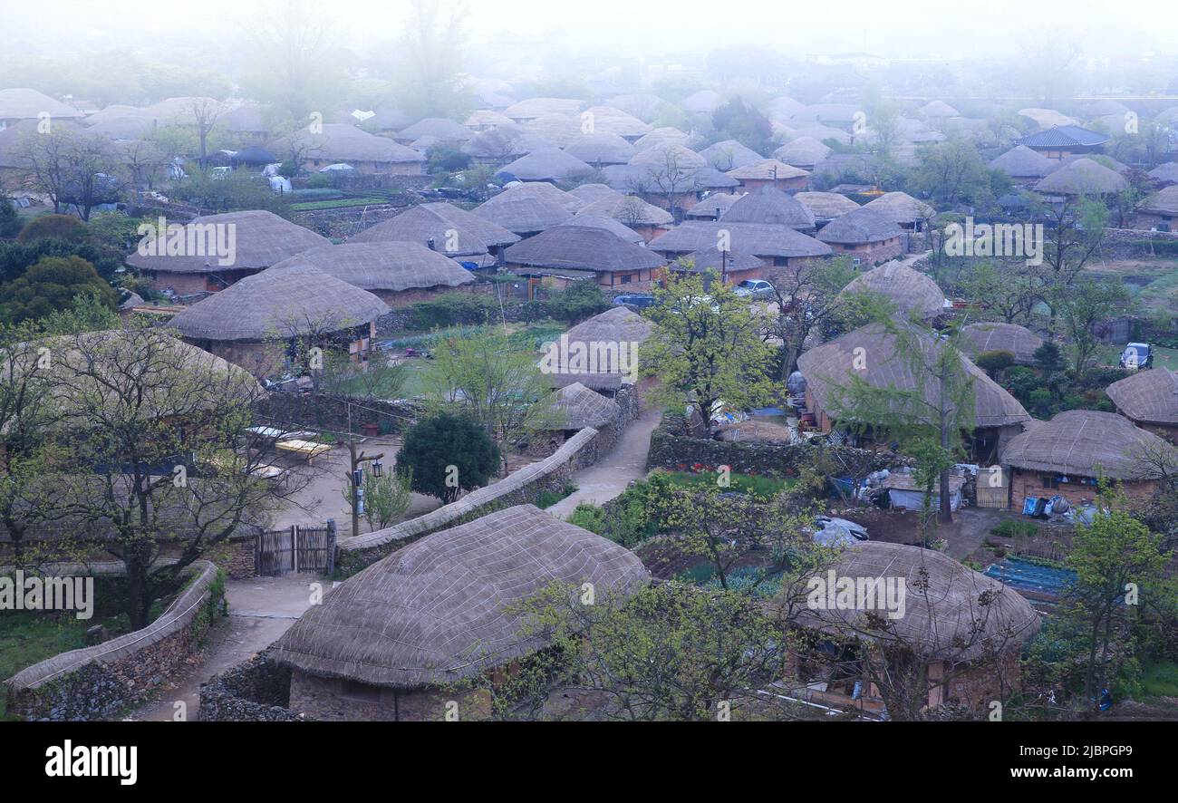 Korean traditional thatched roof hi-res stock photography and images ...