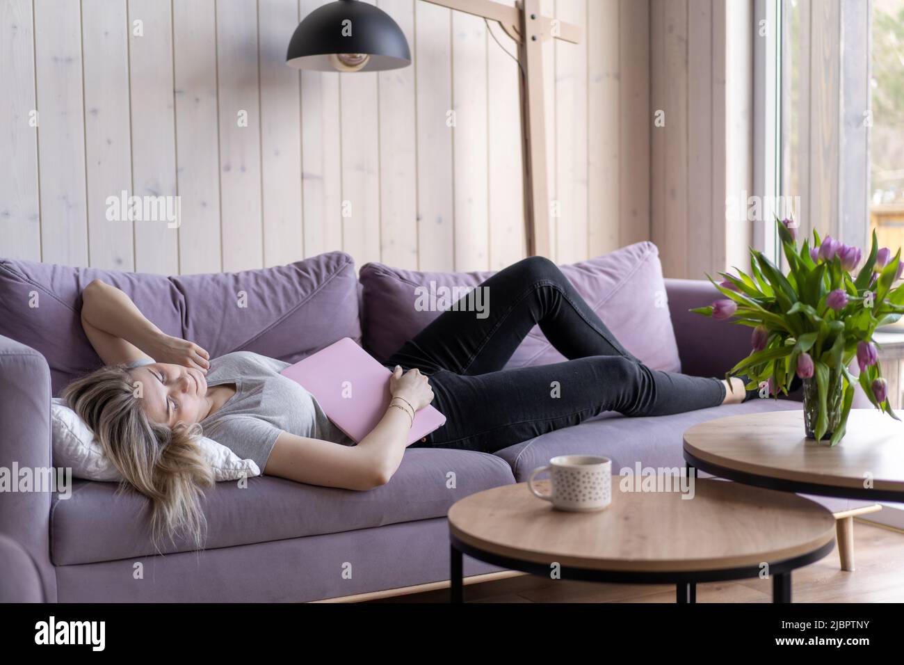 Pretty blonde woman in jeans hi-res stock photography and images - Alamy