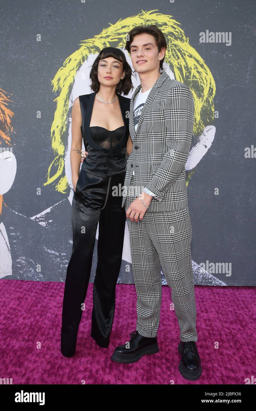 Sydney chandler and louis partridge hi-res stock photography and images ...